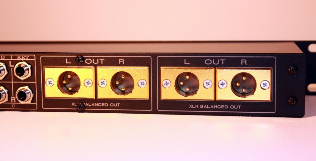 24 Input Summing Mixer 3 x Stereo Insert 8 x Mono Switch