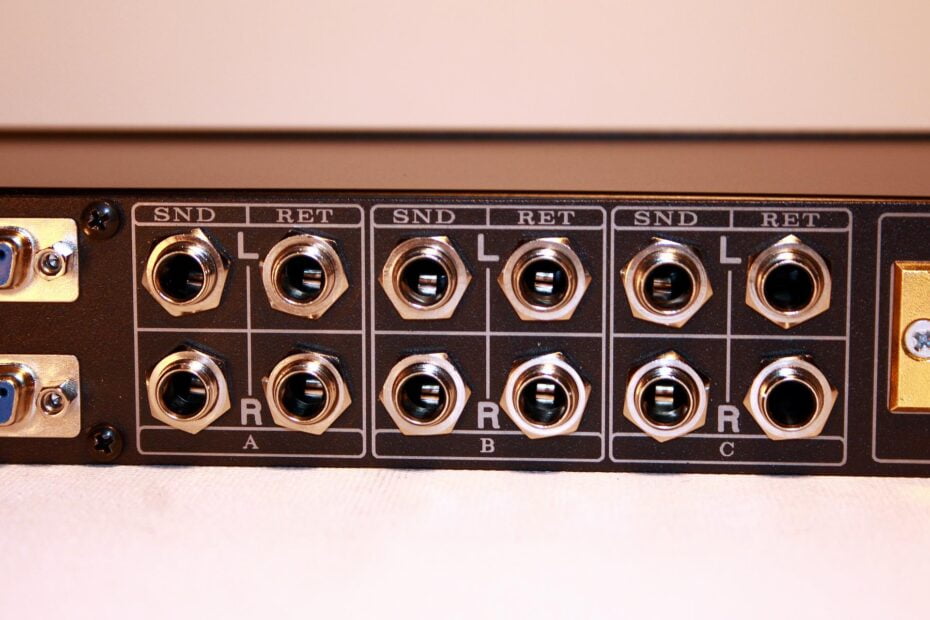 24 Input Summing Mixer 3 x Stereo Insert 8 x Mono Switch