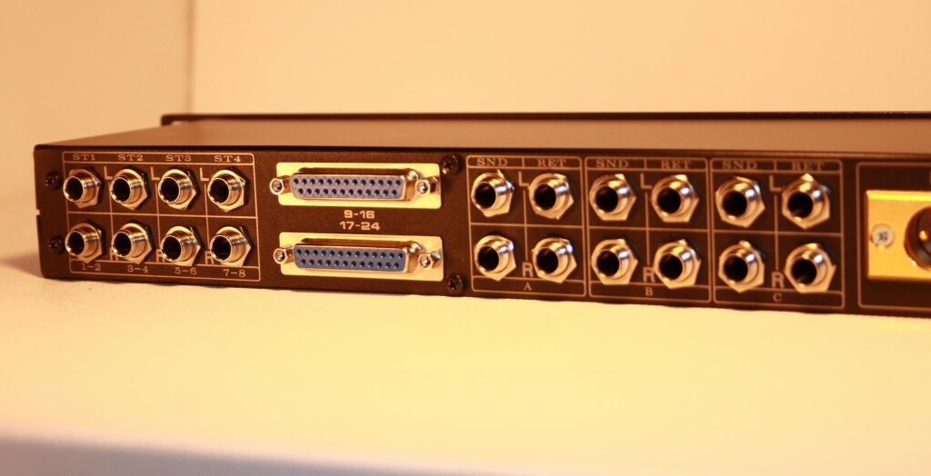 24 Input Summing Mixer 3 x Stereo Insert 8 x Mono Switch