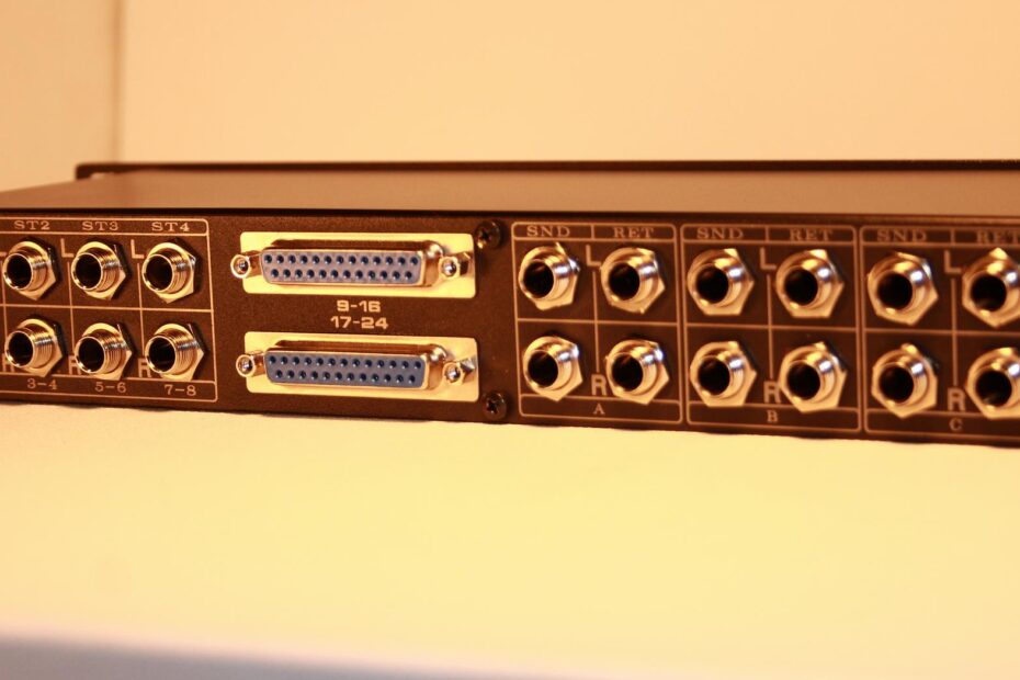 24 Input Summing Mixer 3 x Stereo Insert 8 x Mono Switch