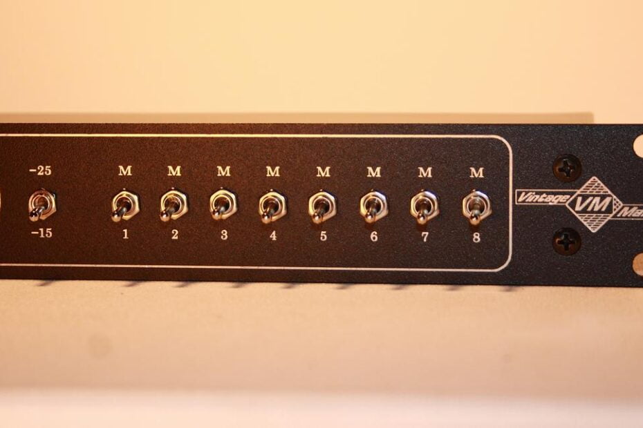 24 Input Summing Mixer 3 x Stereo Insert 8 x Mono Switch