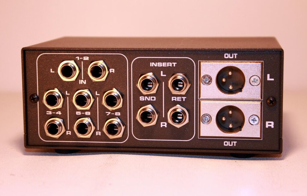 8 Input TRS In – XLR – Out INSERT Mixer ON OFF MUTE switch