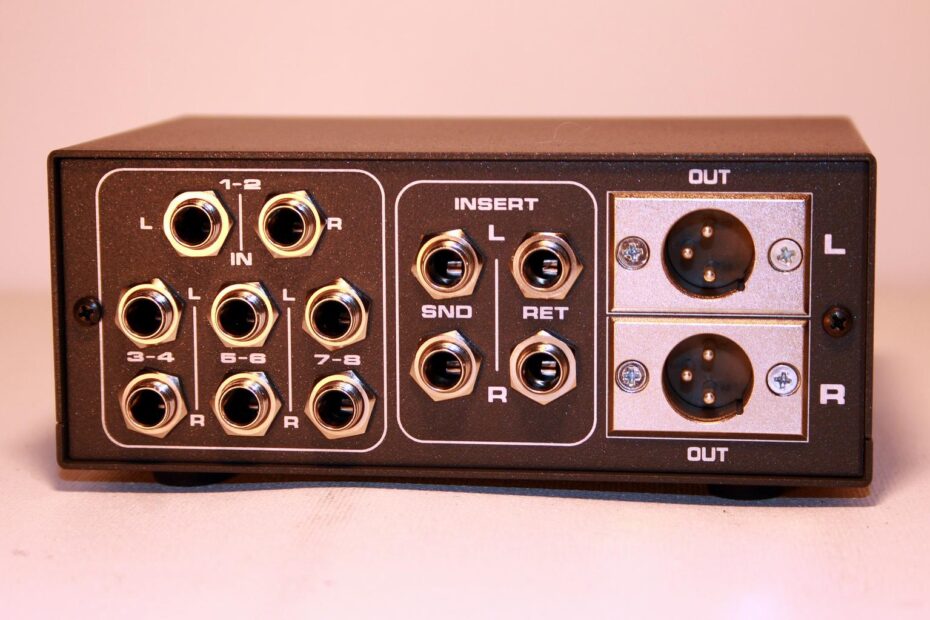 8 Input TRS In – XLR – Out INSERT Mixer ON OFF MUTE switch